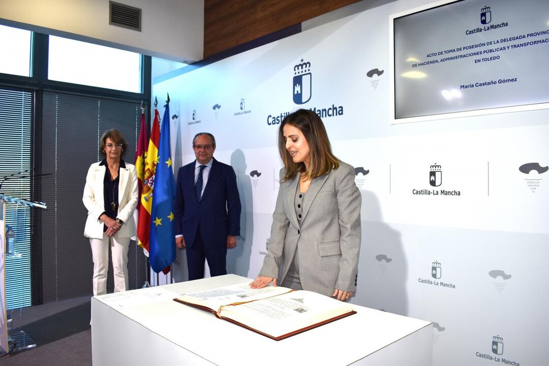 María Castaño toma posesión como nueva delegada provincial de Hacienda ...