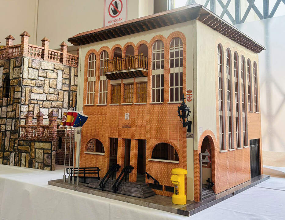 Gregorio Luna Soriano reproduce a escala edificios característicos de ...